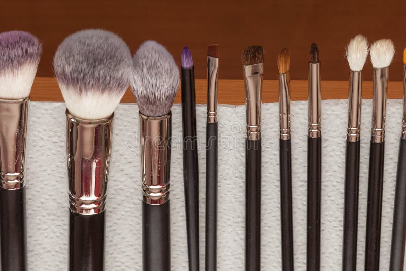 Proceso De Los Cepillos De Sequía Del Maquillaje De La Limpieza Foto de ...