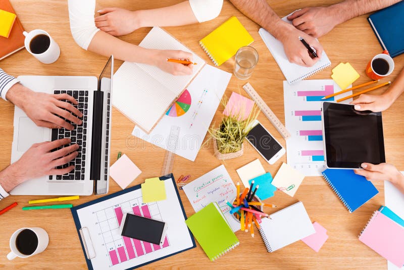 Trabajador creativo. foto de archivo. Imagen de sonriente - 36497522