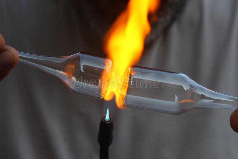 Formar el vidrio en fuego foto de archivo. Imagen de glassblower - 19421434