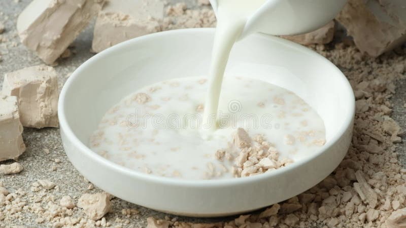 The Process of Dissolving Fresh Yeast in Warm Milk, Cooking Recipe ...