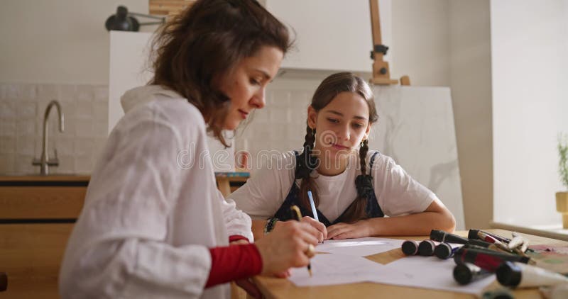 The Process of Learning To Draw a Woman Teacher Shows How To Draw in ...