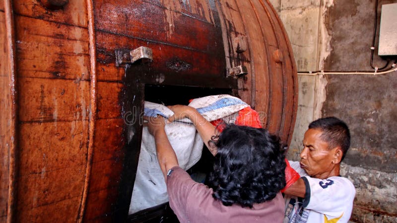 The Process of Producing Cowhide Leather for the Clothing Industry ...