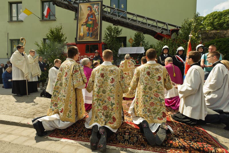 Processione Religiosa Con Le Bandiere Ed I Tamburi Fotografia ...