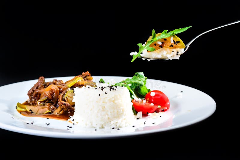 Processo De Comer O Prato Carne Deliciosa Com Cogumelos De Ostra E ...