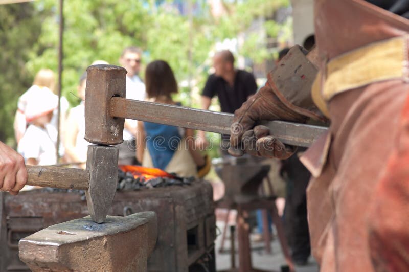 O Processo De Forjar O Metal Foto de Stock - Imagem de vermelho ...