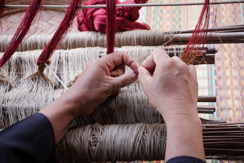 Processo De Tecer a Seda Tailandesa Imagem de Stock - Imagem de seda ...