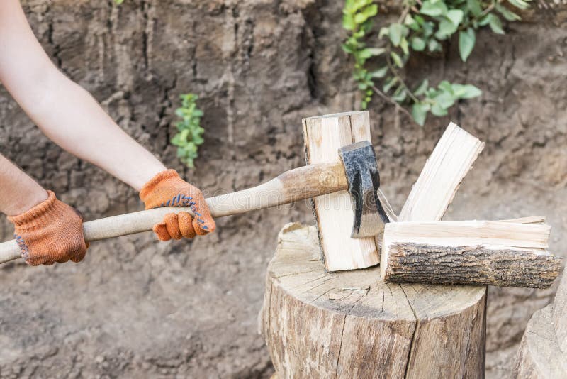 Processus De Coupe De Rondin Image stock - Image du bloc, instrument ...