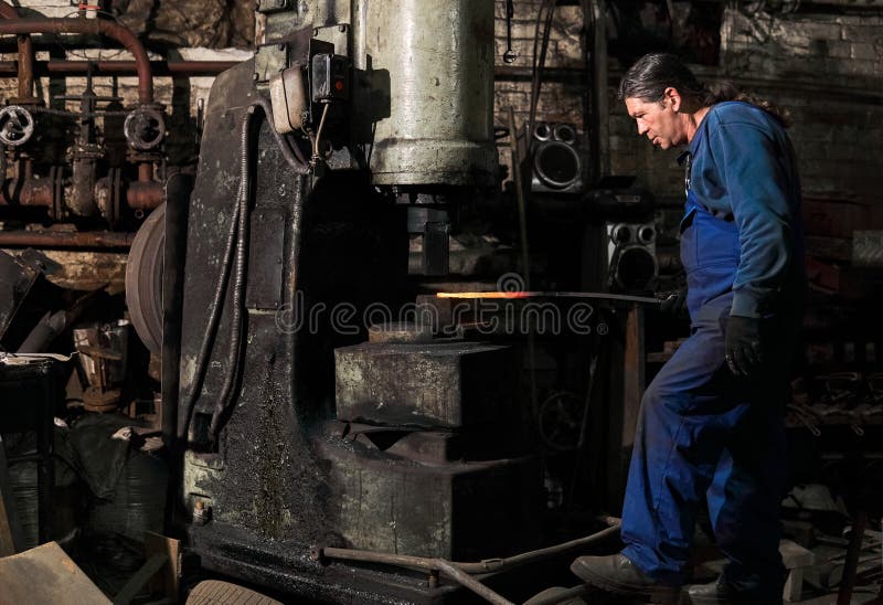 Processus De Forgeron Un Objet Chaud Avec Un Marteau De Machine Photo ...