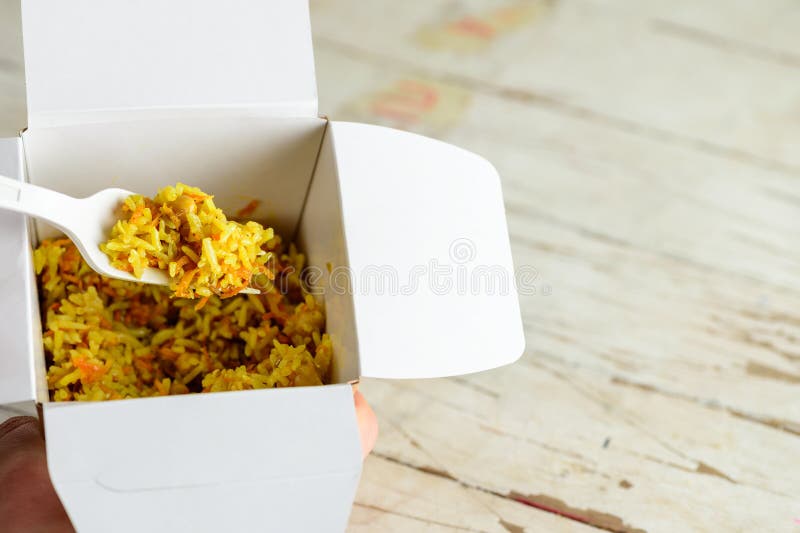 Processus De Manger Le Plat Du Moyen-Orient Traditionnel Du Riz Photo ...