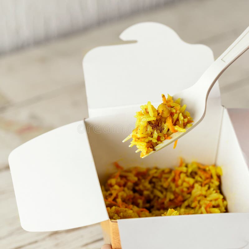 Processus De Manger Le Plat Du Moyen-Orient Traditionnel Du Riz Photo ...