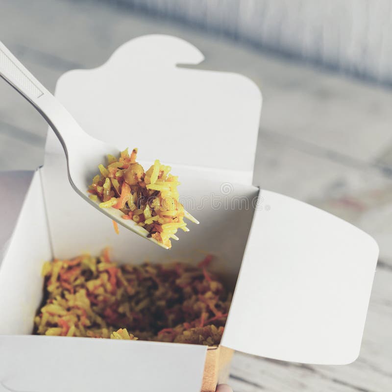 Processus De Manger Le Plat Du Moyen-Orient Traditionnel Du Riz Image ...