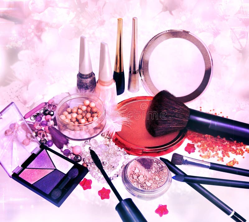 Prodotti Di Bellezza E Gioielli Su Fondo Floreale Fotografia Stock ...