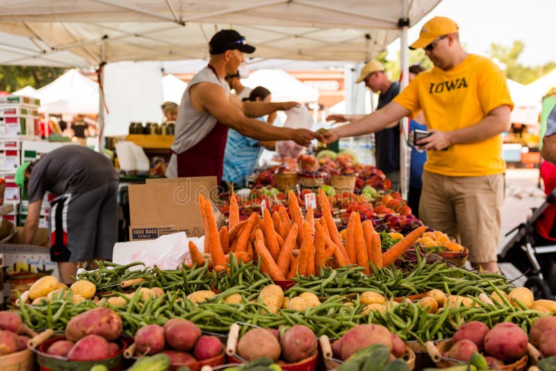 Prodotti freschi fotografia editoriale. Immagine di commestibile - 42864997