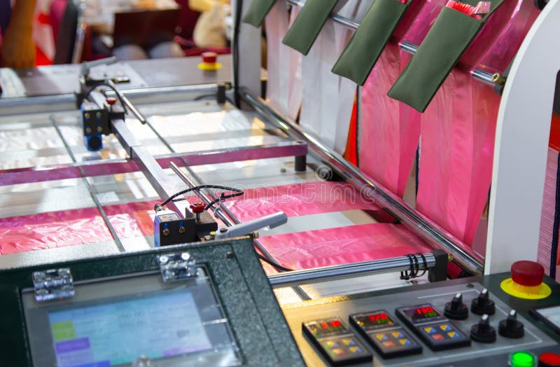 Productie Van Plastic Zak, Extruder Stock Foto - Image of rood, kleur ...