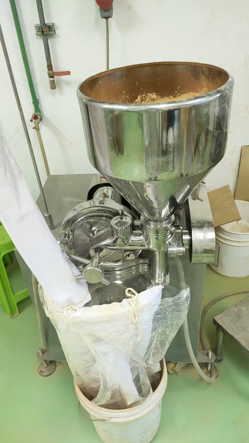 Image Production of Compact Powder in a Cosmetic Factory Stock Photo ...