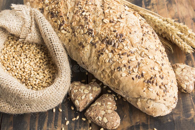 Productos Del Trigo Integral Foto de archivo - Imagen de lino ...