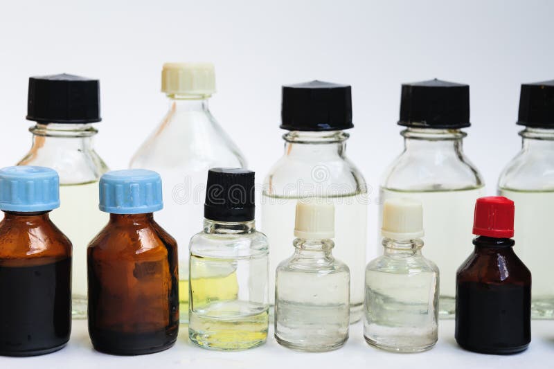 Botellas De La Química Con El Líquido Imagen de archivo - Imagen de ...