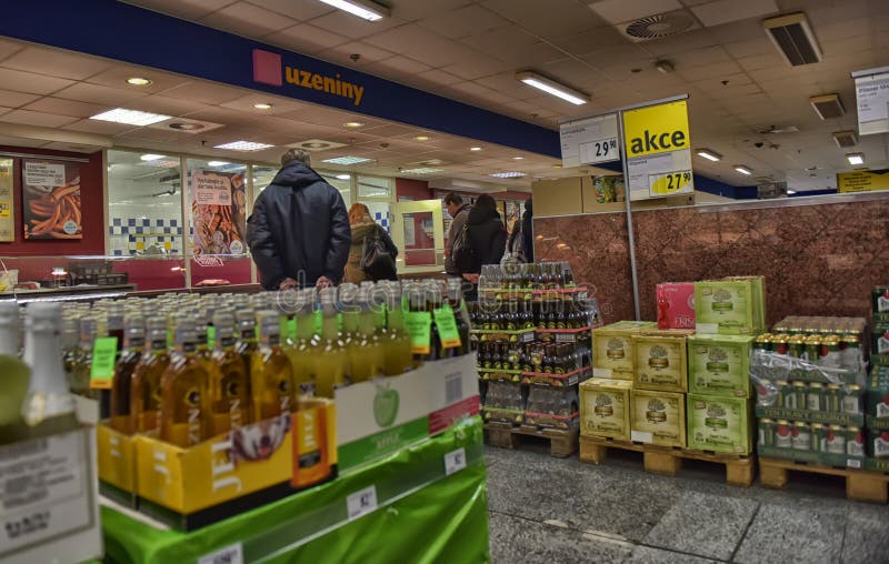 Produits Alcooliques Dans Un Supermarché Image stock éditorial - Image ...