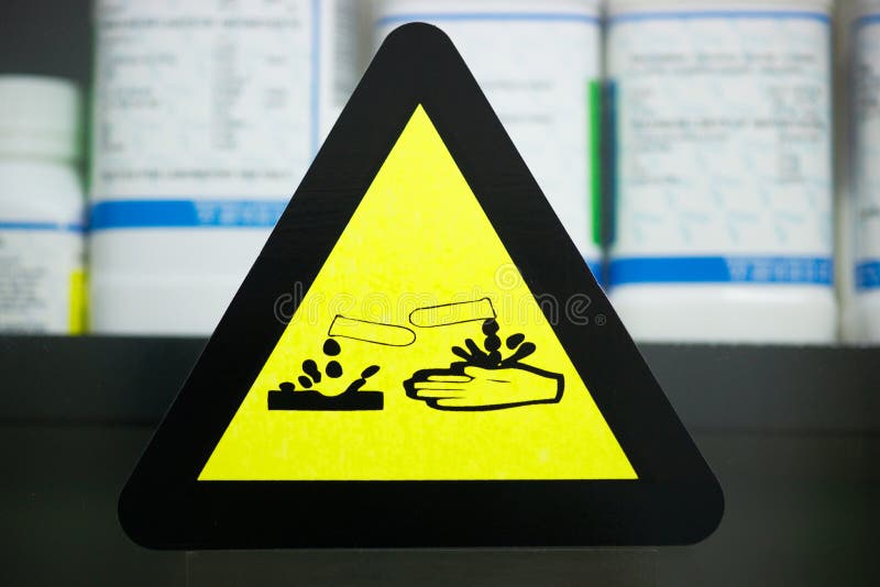 Signe corrosif image stock. Image du acide, attention - 2863537
