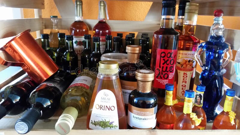 Bouteilles D'Ouzo Grec, Boisson Alcoolisée Traditionnelle Photo stock ...