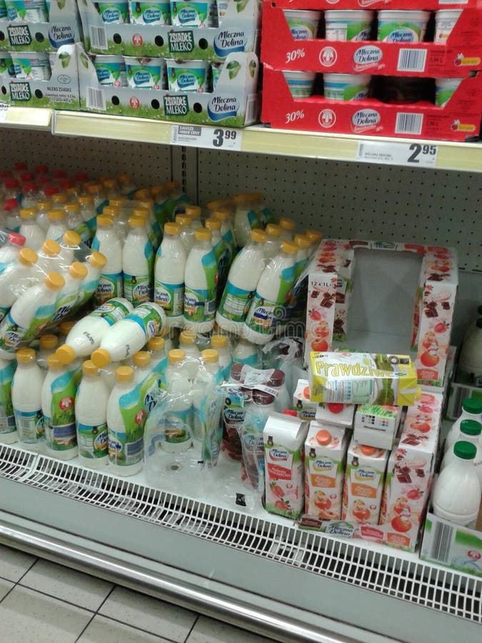 Produits Laitiers Sur Des Rayons De Magasin Photo stock éditorial ...