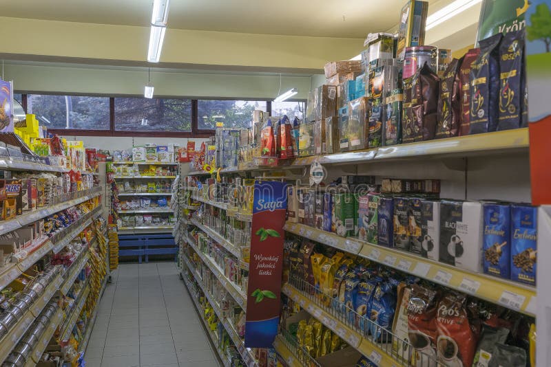 Produits Sur Des Rayons De Magasin Photo stock éditorial - Image du ...