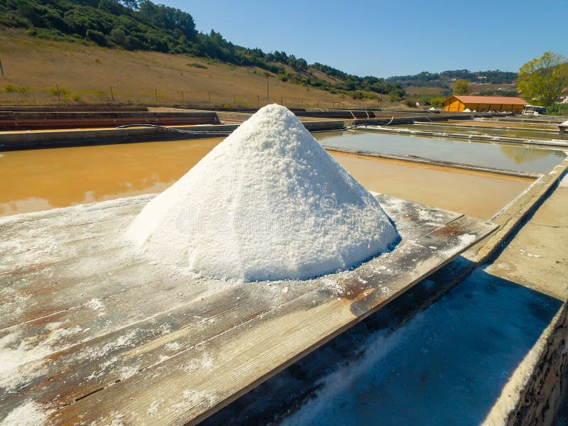 Produktion Av Salt Vid Avdunstningsaltdam Arkivfoto - Bild av portugal ...