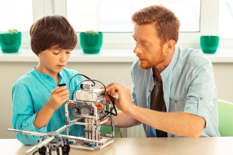 Profesor Ayudando a Su Alumno a Construir Un Robot Imagen de archivo ...