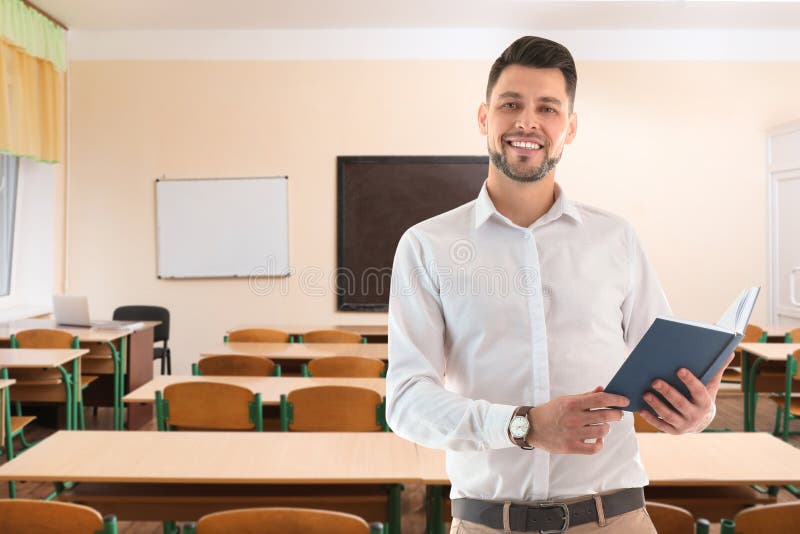 Profesor Con Libro Esperando a Los Estudiantes Foto de archivo - Imagen ...