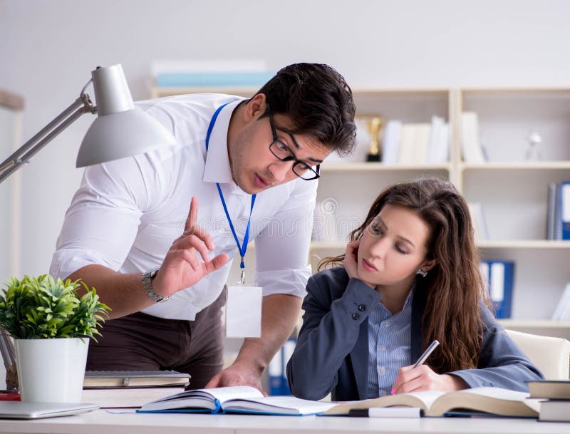 Profesor Explicando Al Estudiante En La Conferencia Foto de archivo ...