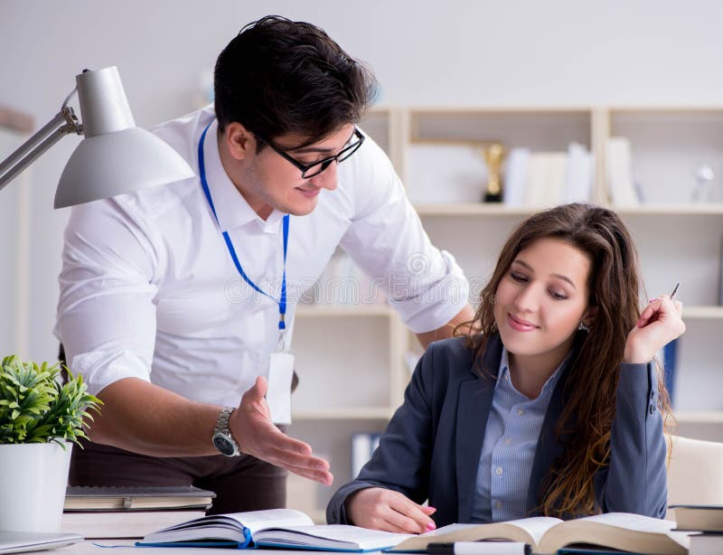 Profesor Explicando Al Estudiante En La Conferencia Imagen de archivo ...