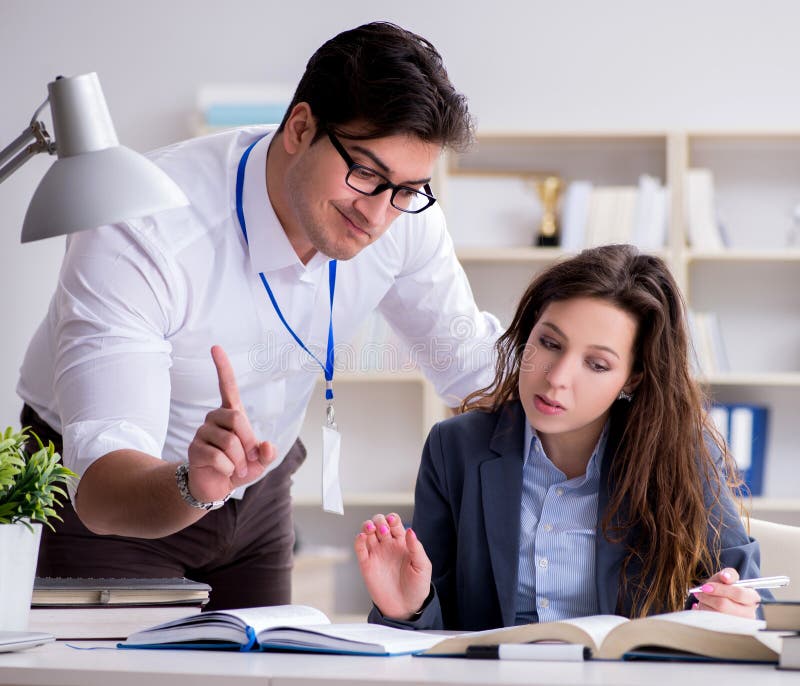 Profesor Explicando Al Estudiante En La Conferencia Imagen de archivo ...