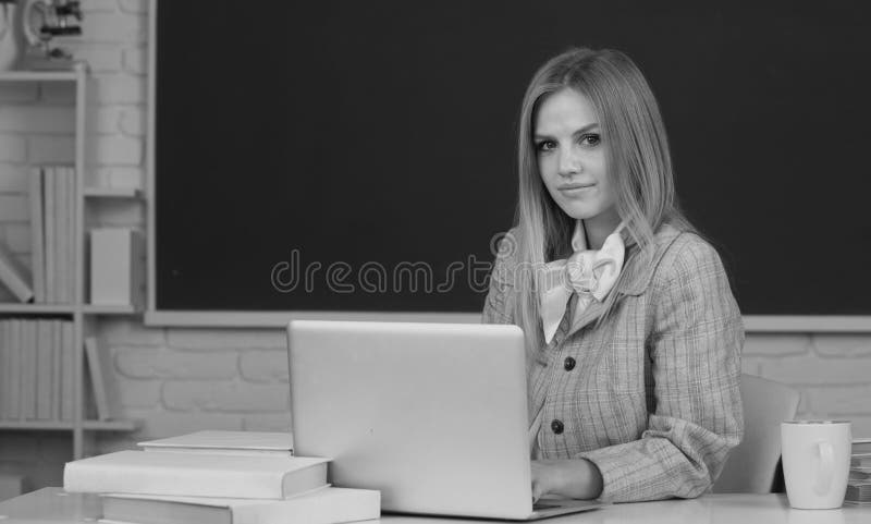 Profesor Joven Alumna De Sexo Femenino En Clases De Clase En El Aula De Secundaria O Superior