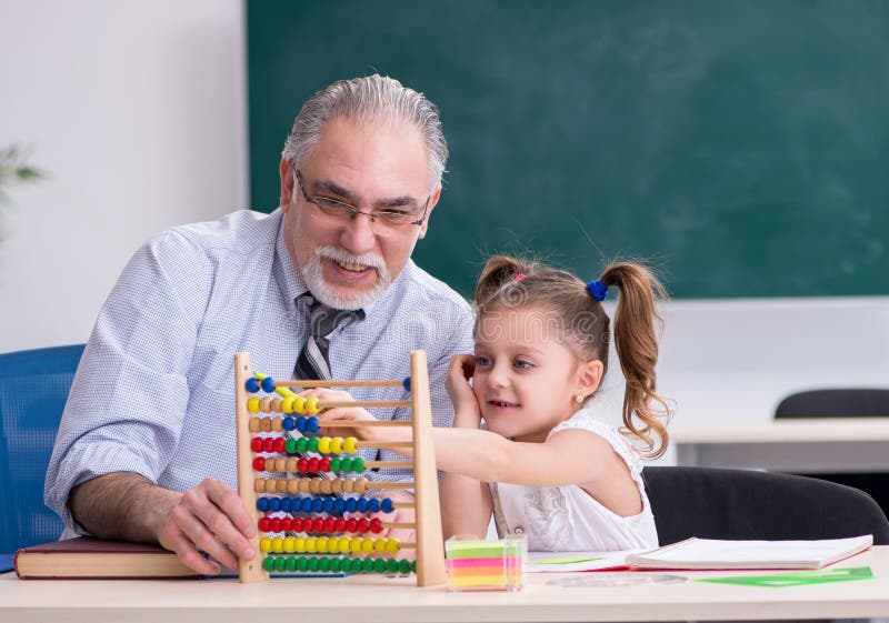 Profesor Mayor Y Colegiala En La Escuela Foto de archivo - Imagen de ...