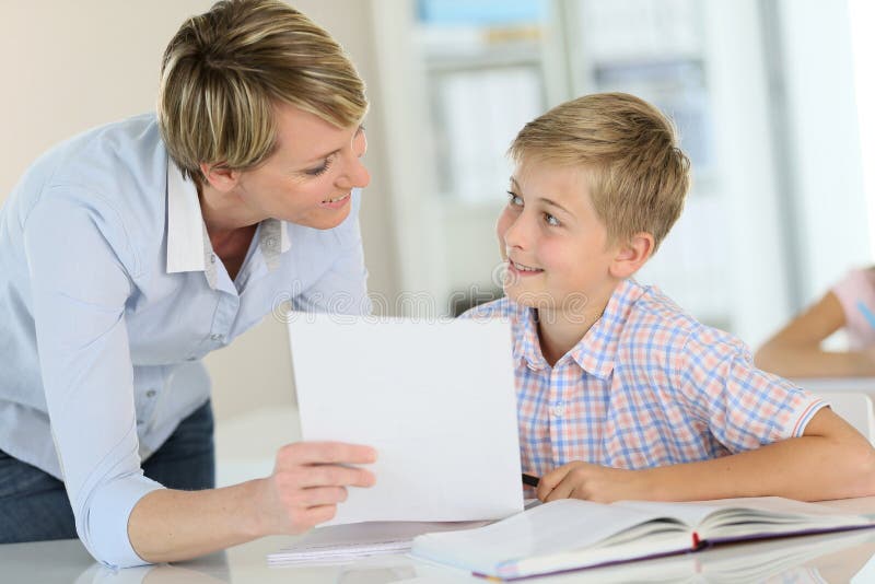 Profesor Que Muestra Ejercicio Al Alumno Imagen de archivo - Imagen de ...