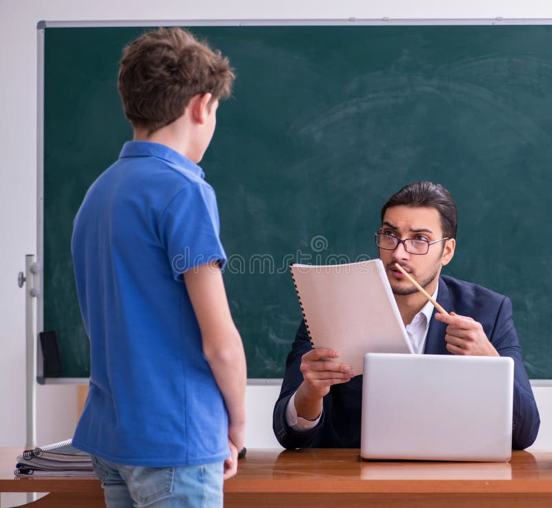 Profesor Y Escolar Joven En El Aula Foto De Archivo Imagen De Aula Terminante 287199510