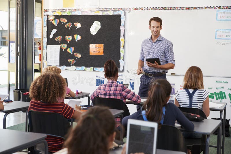 Professeur Féminin Prenant La Classe D'école Primaire Image stock ...