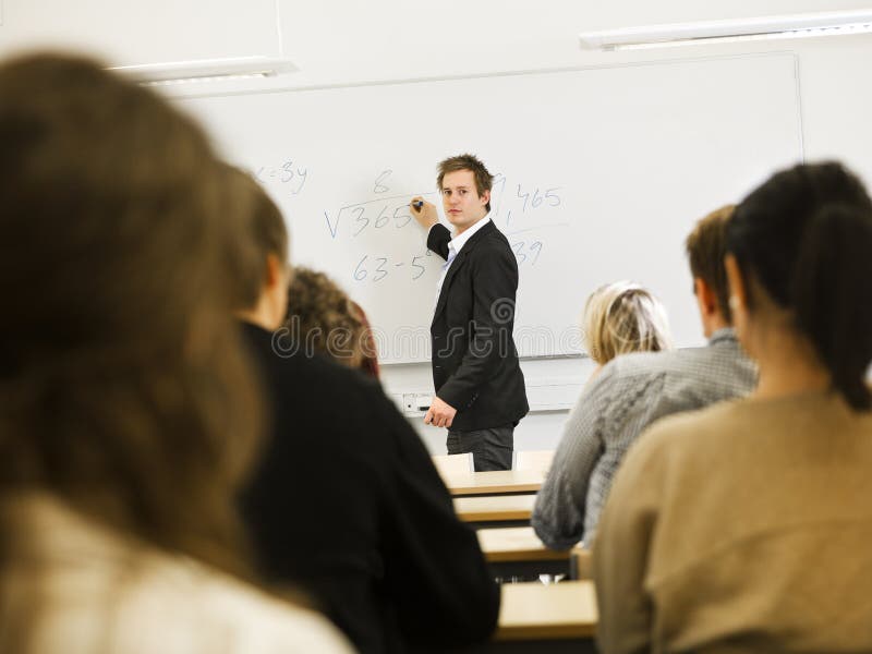 Professeur Dans La Salle De Classe Image stock - Image du filles ...