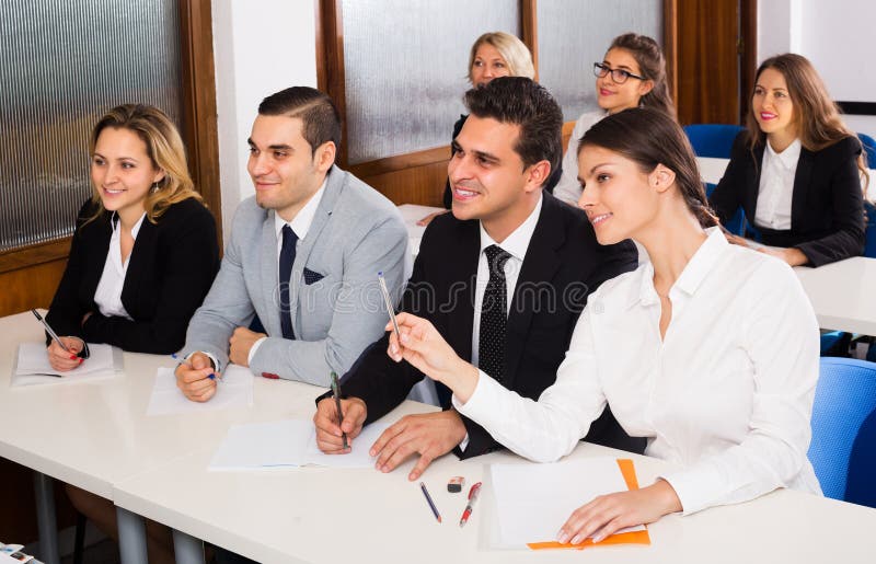 Professionnels Positifs Avec Ordinateurs Portables Et Casques Ayant Une ...
