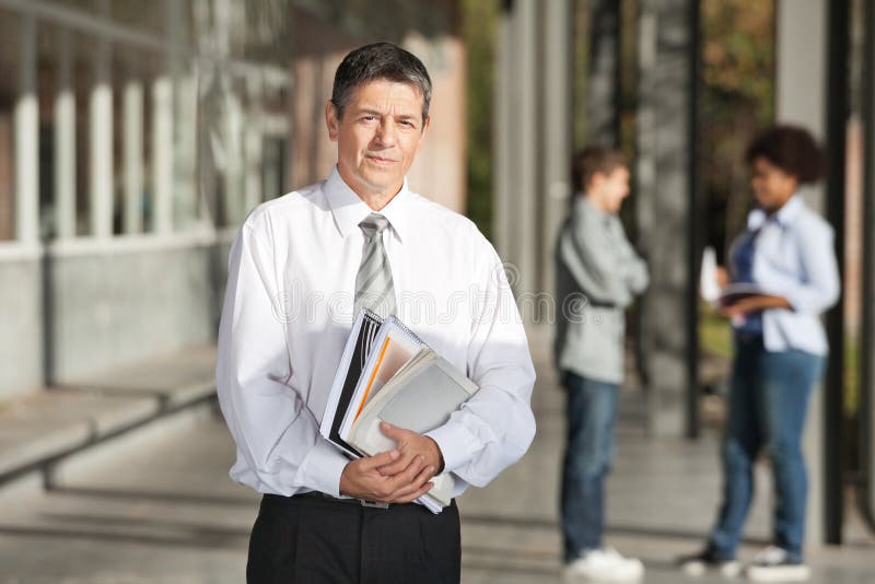 Professeur Sûr with Books Standing Sur L'université Image stock - Image ...