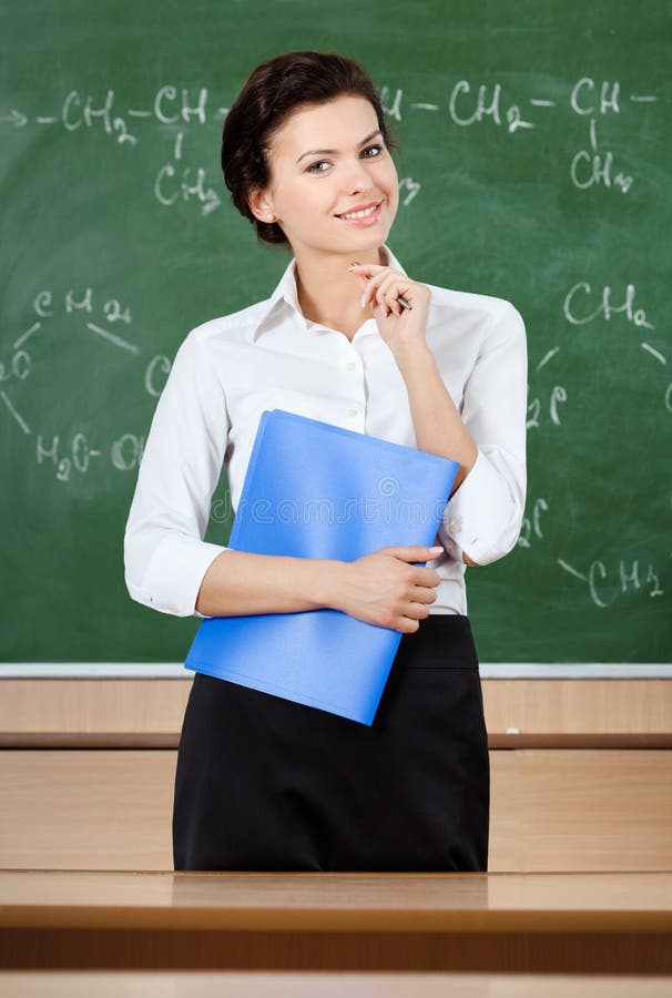 Un Enseignant Au Tableau Noir Dans Une Classe D'école Image stock ...