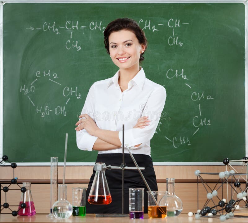 Le Professeur Souriant De Chimie Remet Un Flacon Erlenmeyer Photo stock ...