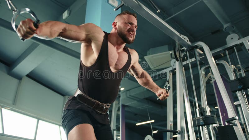 Professional Bodybuilder Training Chest Muscles Using Cross Over ...