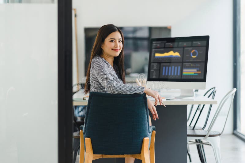 Professional Data Analyst Using Data Visualizations Dashboard on ...