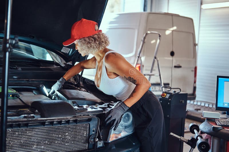 Woman Fixing Car Stock Photos - Download 1,588 Royalty Free Photos
