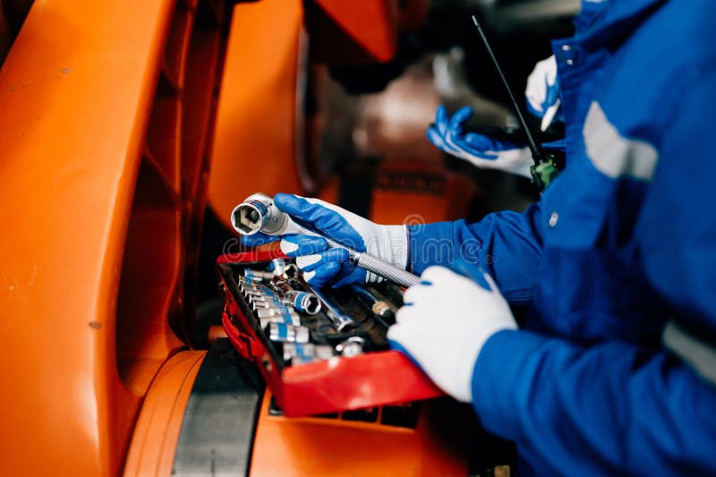 Professional Worker Maintenance Machine Robotic Arms Industrial ...