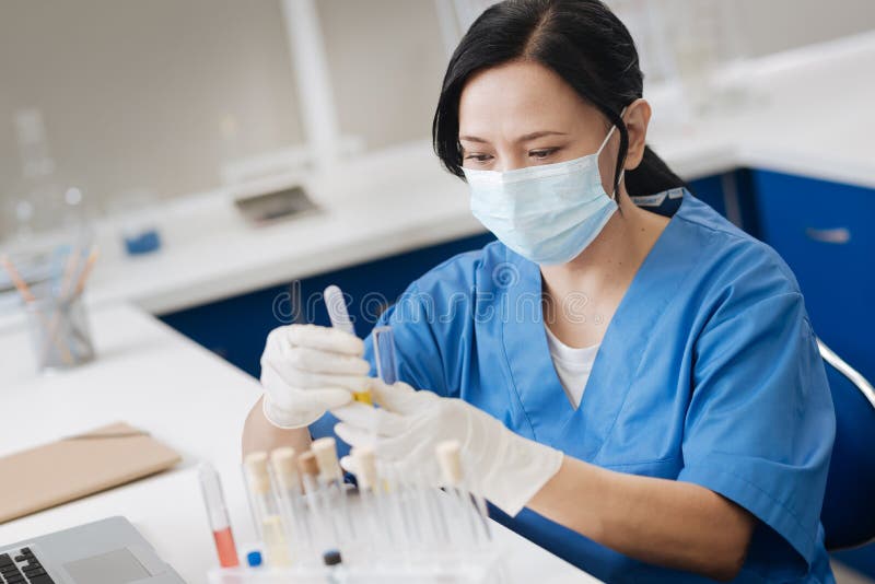 Professioneel Laboratorium Die Dragend Een Chirurgisch Masker Werken ...