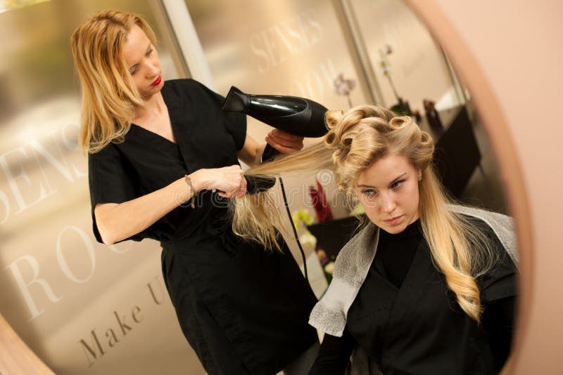 Professionele Herenkapper Op Het Werk - Kapper Die Kapsel Doen Stock ...