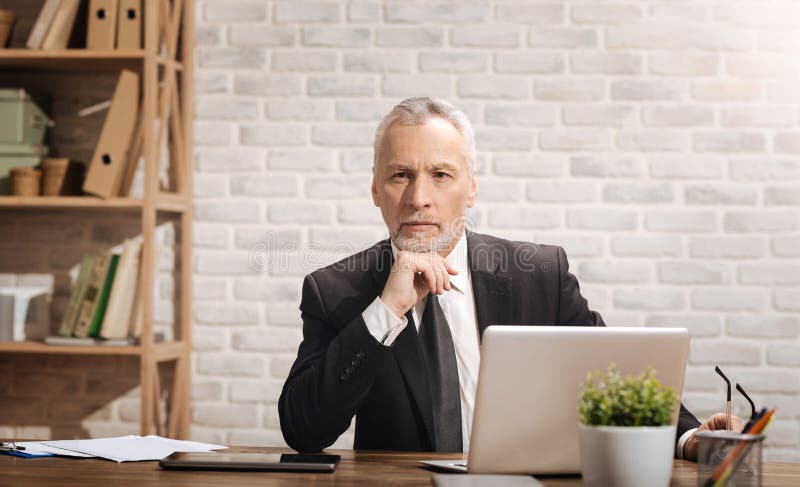 Professionele Manager Die Problematische Vragen Oplossen Stock ...