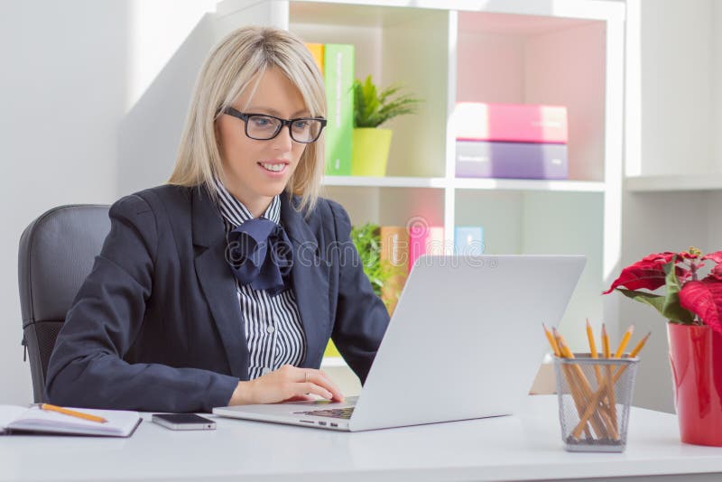 Professionele Vrouw Die Met Computer Werken Stock Foto - Image of zaken ...
